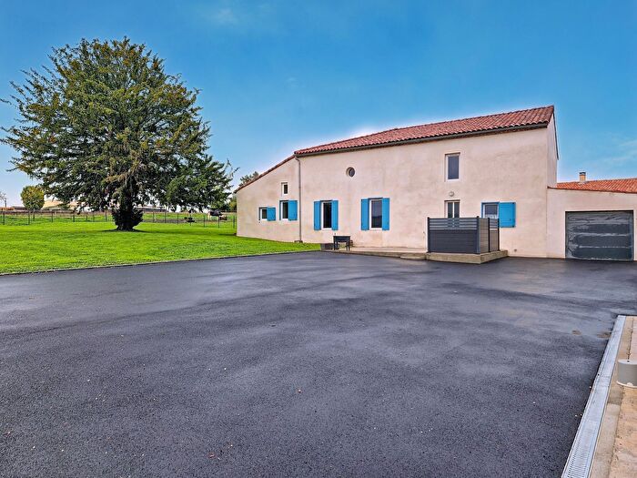 Maison à vendre - Saint-Ciers-du-Taillon - 7 pièces - 3 chambres