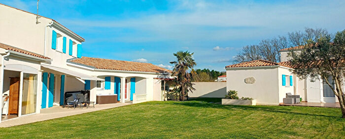 Maison à vendre - Saint-Sulpice-de-Royan - 7 pièces - 5 chambres