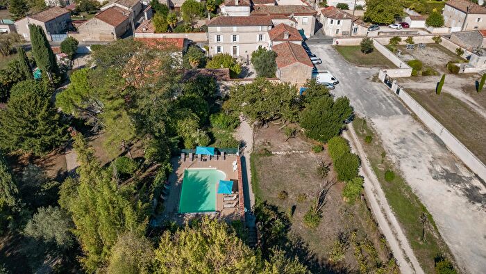 Hiersac : Maison 10 pièces à vendre