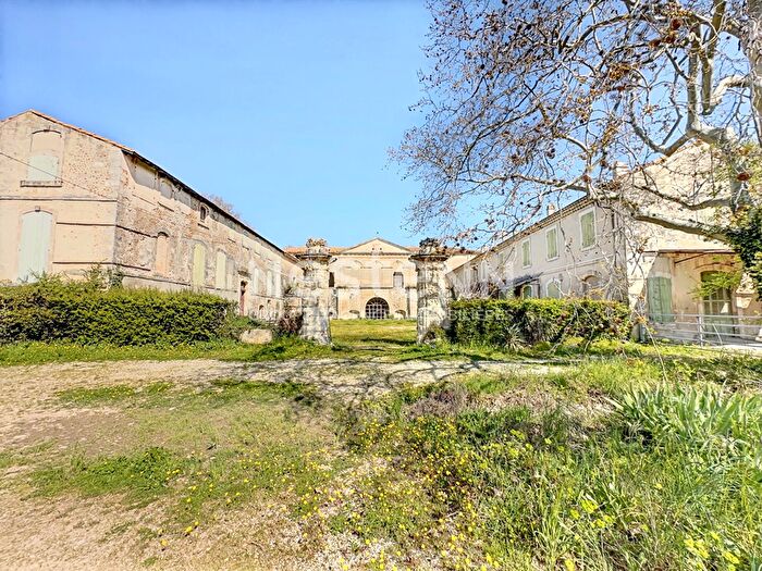 Maison à vendre - Saint-Martin-de-Crau - 18 pièces - 10 chambres