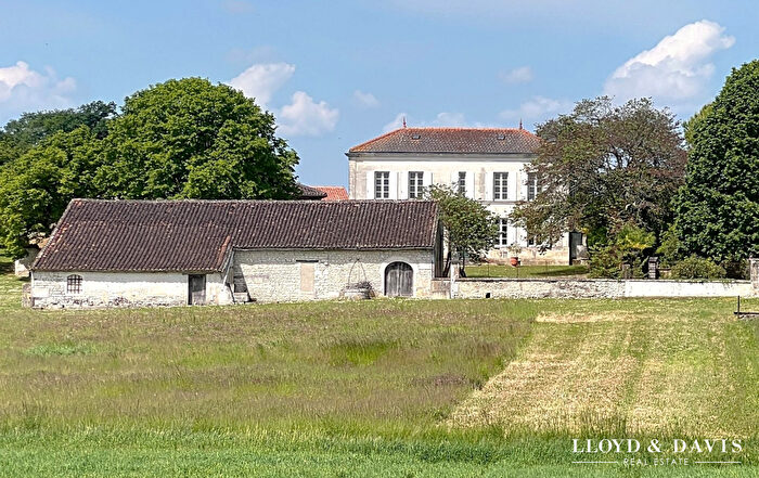 Maison à vendre - Salignac-sur-Charente - 6 pièces - 4 chambres