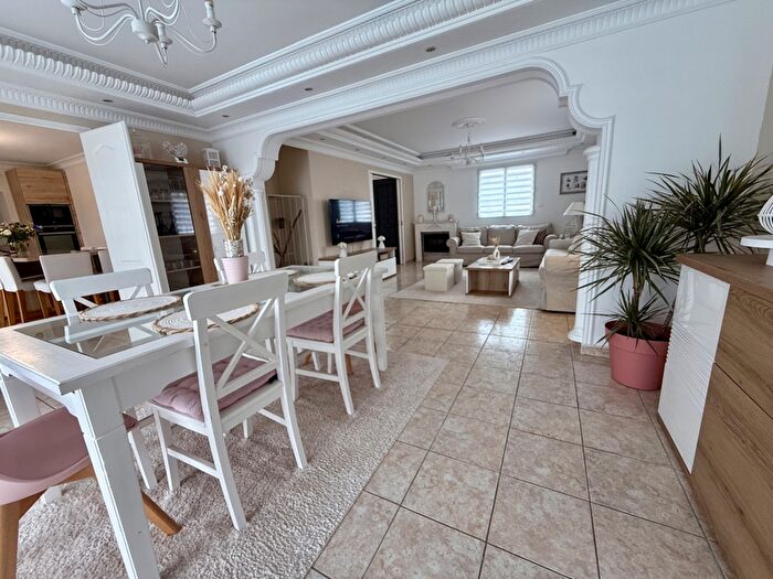 Maison à vendre - Seiches-sur-le-Loir - 9 pièces - 6 chambres