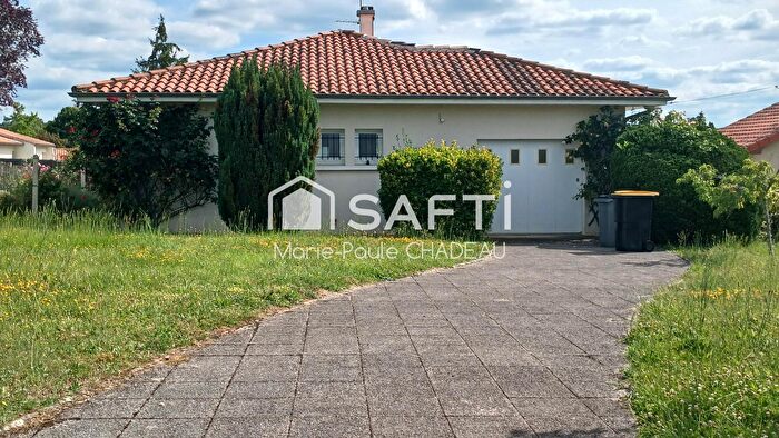 Maison 5 pièces à Montbron, à vendre