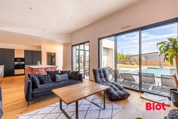 Maison à vendre - Bourgbarré - 8 pièces - 5 chambres