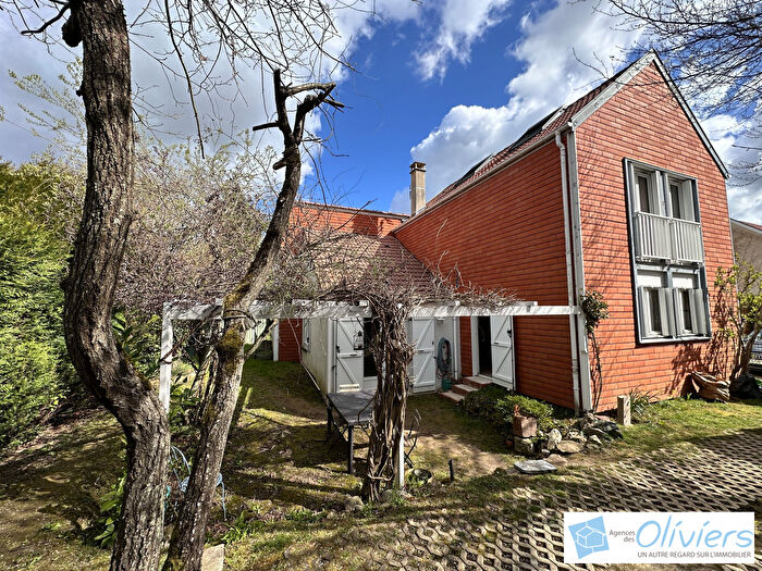 Maison à vendre - Voisins-le-Bretonneux - 8 pièces - 6 chambres