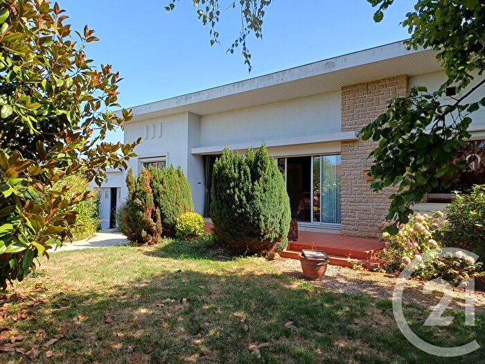 Maison à vendre - Sauzé-Vaussais - 7 pièces - 5 chambres