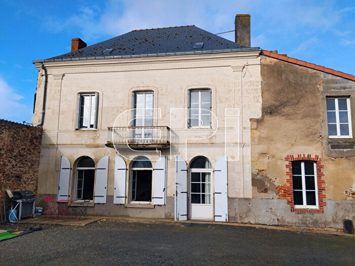 Maison à vendre - Vihiers - 6 pièces - 3 chambres