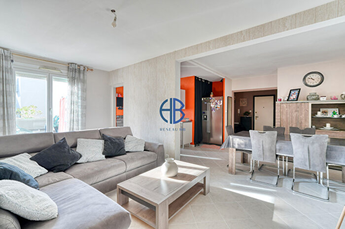 Appartement à vendre - Chassieu - 4 pièces - 3 chambres