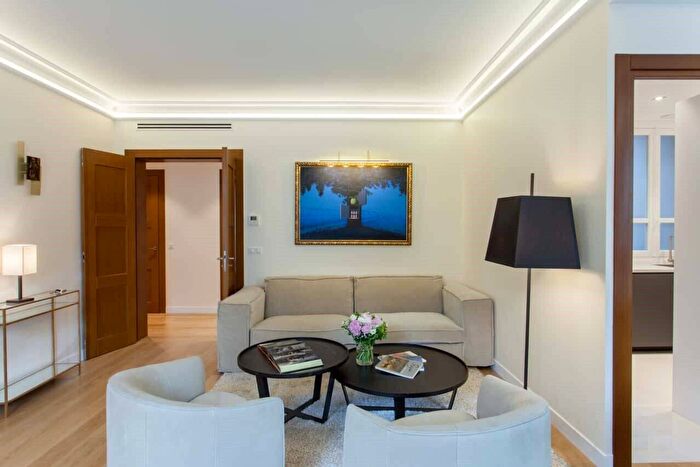 Appartement à louer - Saint Philippe du Roule, Paris ème arrondissement - 2 pièces - 2 chambres