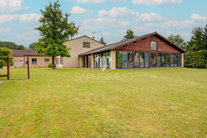 Maison 12 pièces à vendre à Cherveix-Cubas