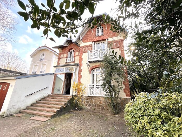 Maison à vendre - Nanterre, Chemin de lîle - 9 pièces - 5 chambres