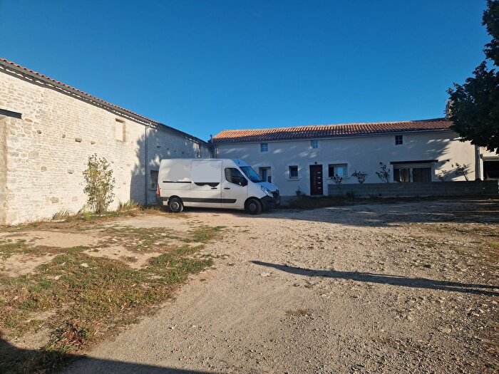 Maison 7 pièces à Benet, à vendre