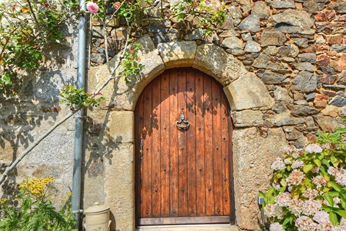 Maison à vendre - La Roche-Derrien - 9 pièces - 5 chambres