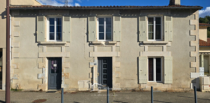 Maison 6 pièces à Lusignan, à vendre