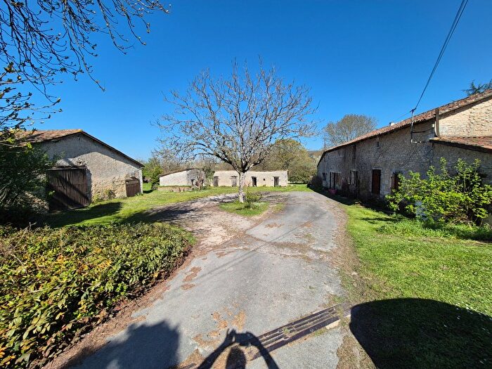 Maison à vendre - Magnac-Lavalette-Villars - 7 pièces - 5 chambres