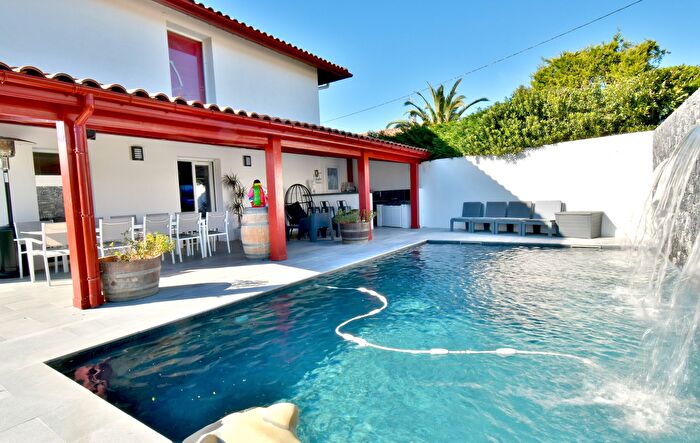 Maison à vendre - Saint-Pée-sur-Nivelle - 6 pièces - 5 chambres