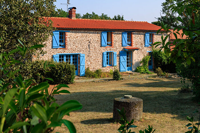 Maison 10 pièces à Beaulieu-sous-la-Roche, à vendre