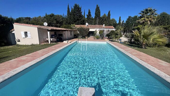Maison 8 pièces à Fontvieille, à vendre