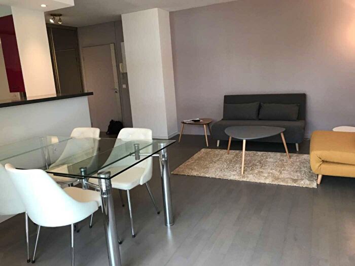 Appartement à louer - Courbevoie - 3 pièces - 2 chambres