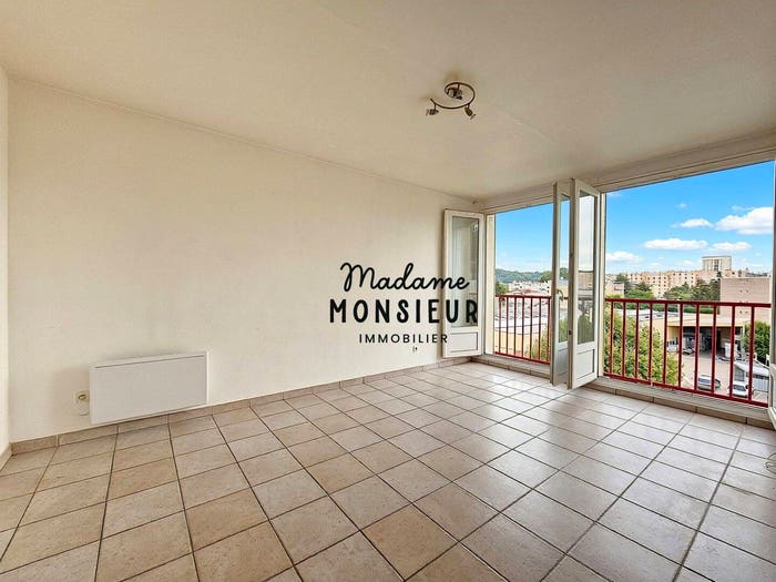 Centre Ville Est, Bourgoin-Jallieu : Appartement 2 pièces à louer