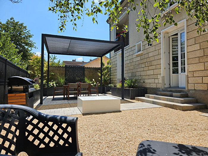 Maison à vendre - Saint-Benoît - 9 pièces - 5 chambres