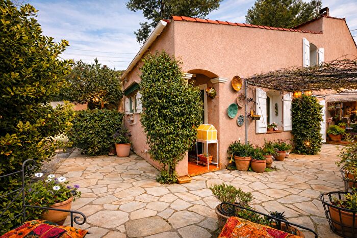 Maison à vendre - Marseille e , Eoures - 4 pièces - 3 chambres