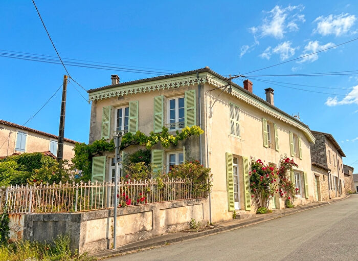 Fontaine-Chalendray : Maison 7 pièces à vendre
