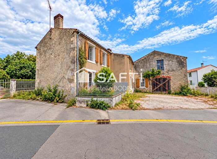 Maison 6 pièces à Sainte-Soulle, à vendre