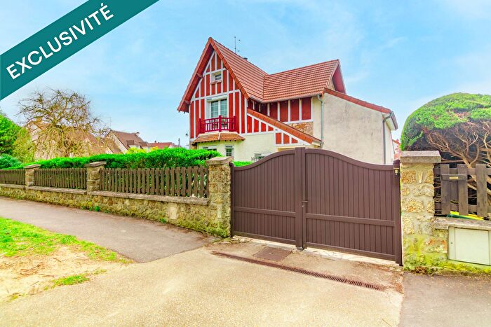 Maison 6 pièces à Le Mesnil-Saint-Denis, à vendre