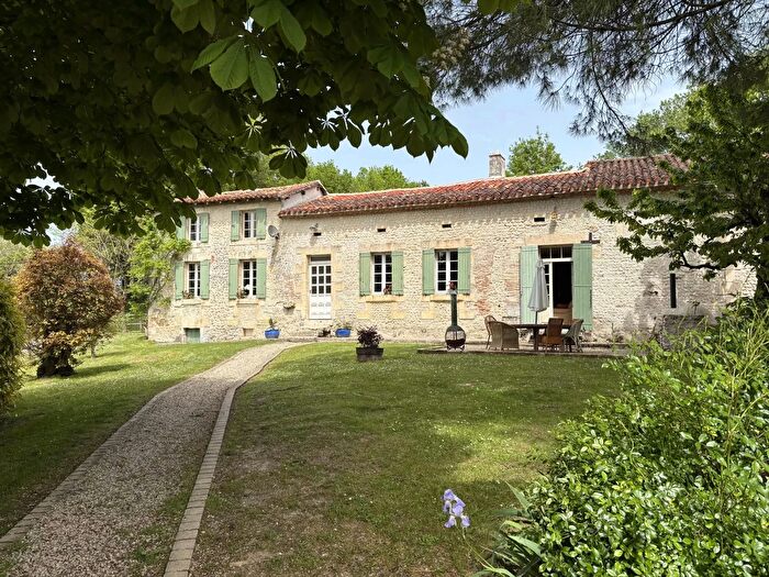 Maison à vendre - Aubeterre-sur-Dronne - 16 pièces - 8 chambres