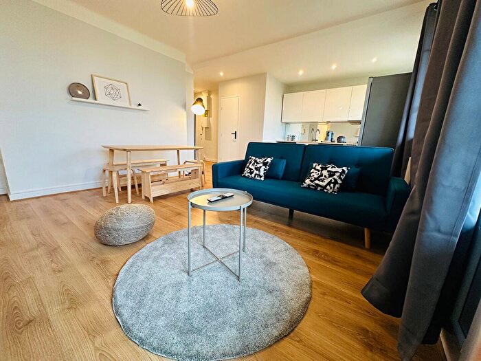 Appartement à louer - Laënnec, Lyon ème arrondissement - 5 pièces - 4 chambres