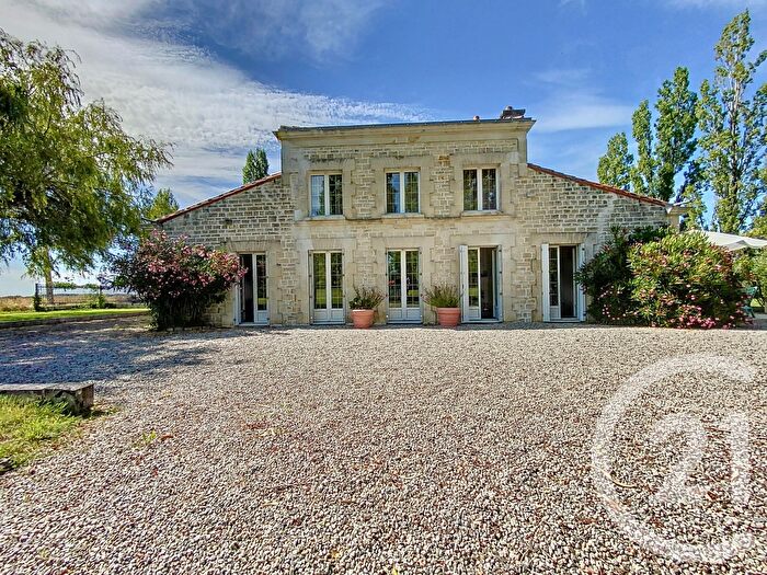 Maison à vendre - Tonnay-Charente - 8 pièces - 4 chambres