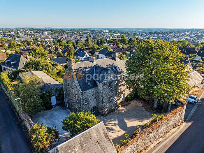 Saint-Lô, Nord : Maison 9 pièces à vendre
