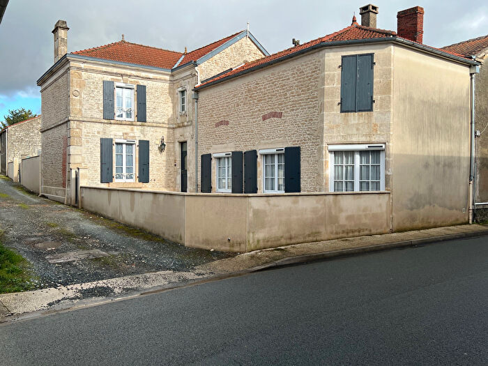 Maison à vendre - Nalliers - 8 pièces - 5 chambres