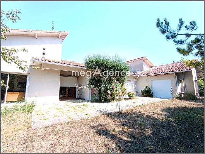 Mortagne-sur-Gironde : Maison 9 pièces à vendre