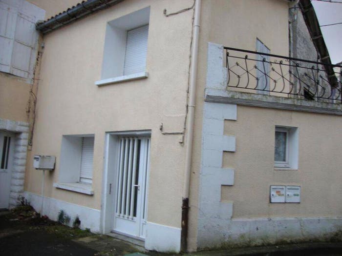 Zone Rurale, La Couronne : Appartement 1 pièce à louer