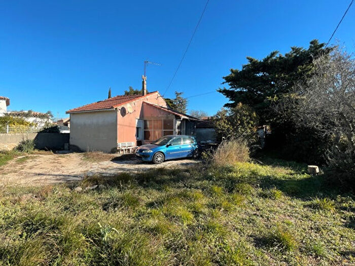 Saint-Mitre-les-Remparts : Maison 2 pièces à vendre