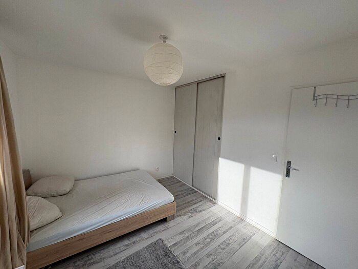 Appartement à louer - Centre-Saint Bonnet-Muissiat, Villefontaine - 1 pièce - 3 chambres