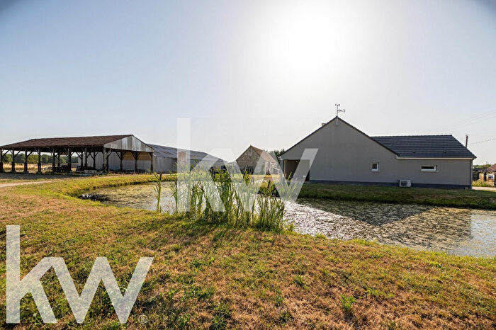 Maison à vendre - Saint-Denis-de-lHôtel - 5 pièces - 4 chambres