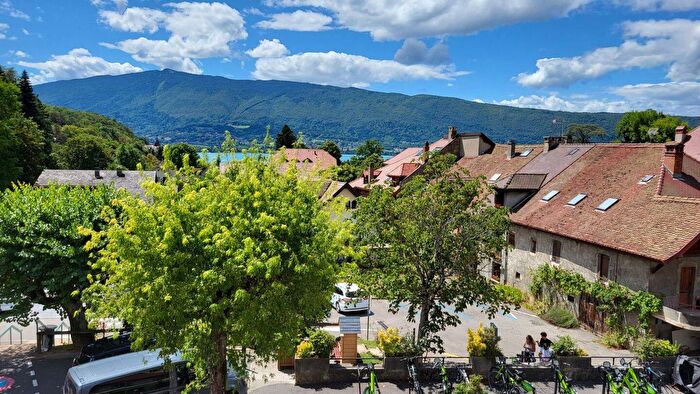 Appartement à louer - Menthon-Saint-Bernard - 4 pièces - 3 chambres