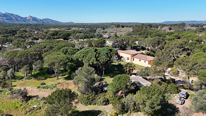 Maison à vendre - Roquebrune-sur-Argens, La Bouverie - 5 pièces - 3 chambres