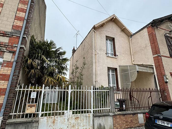 Maison à louer - Romilly-sur-Seine, Centre-ville, Gare, Lion, Les Hauts Buissons - 3 pièces - 2 chambres