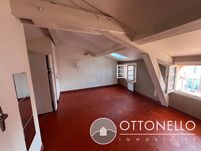 Appartement à louer - Roquebrune-sur-Argens, Village - 2 pièces - 1 chambre