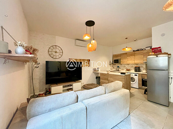 Appartement à louer - Roquebrune-sur-Argens, Village - 2 pièces - 1 chambre