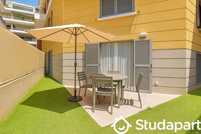 Appartement à louer - Le Port, Nice - 2 pièces