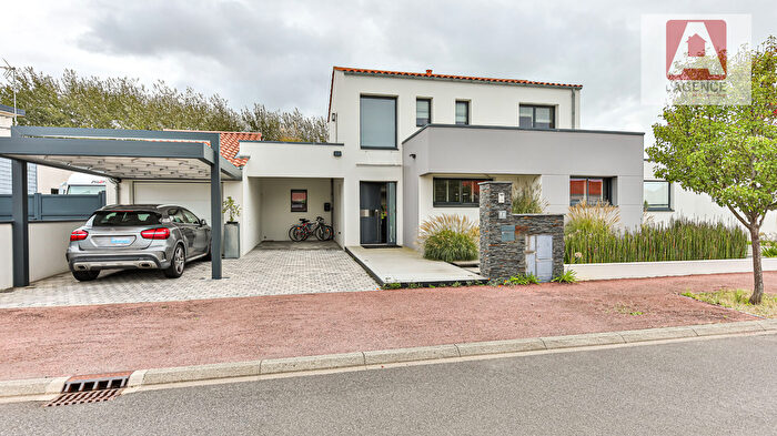 Maison à vendre - Saint-Gilles-Croix-de-Vie - 6 pièces - 4 chambres