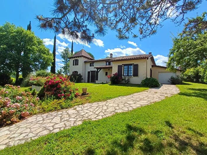 Maison à vendre - Brossac - 9 pièces - 5 chambres