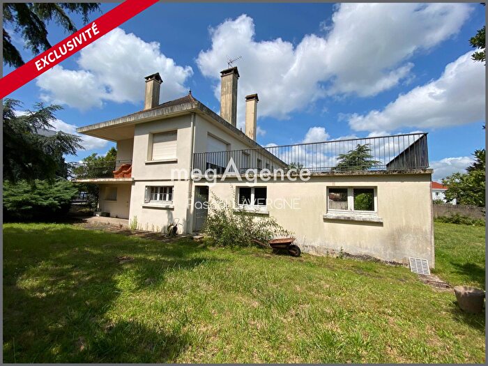 Maison à vendre - Challans, Centre-ville - 9 pièces - 8 chambres