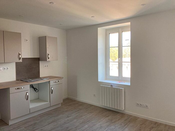 Auberives-sur-Varèze : Appartement 3 pièces à louer