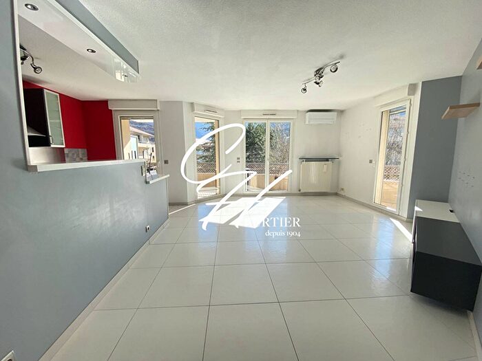 Appartement à louer - Peripherie, Vif - 4 pièces - 3 chambres